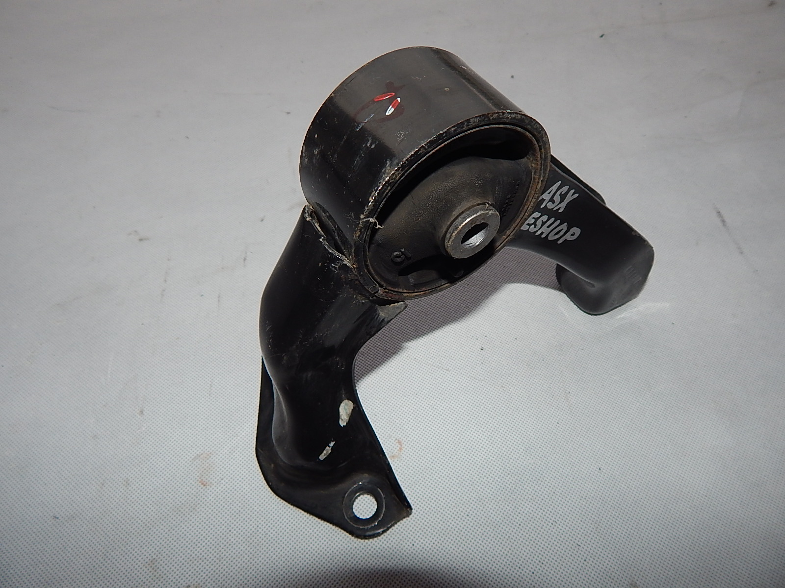 Mitsubishi MN101572 DRŽÁK - ZADNÍ SILENTBLOK ULOŽENÍ MOTORU MN101572 ...