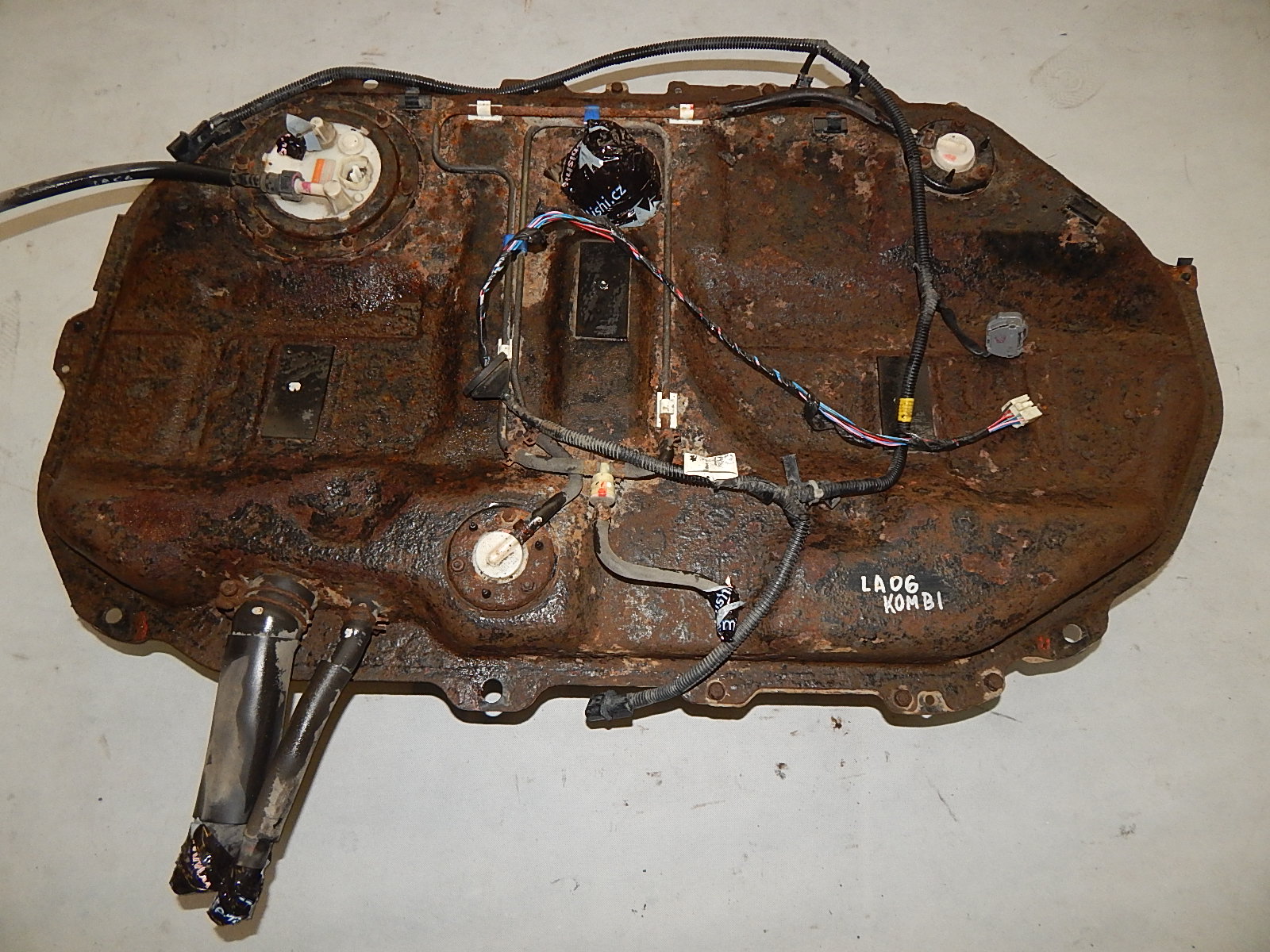 Mitsubishi MN106272 BENZÍNOVÁ PALIVOVÁ NÁDRŽ MN106272 MITSUBISHI LANCER ...